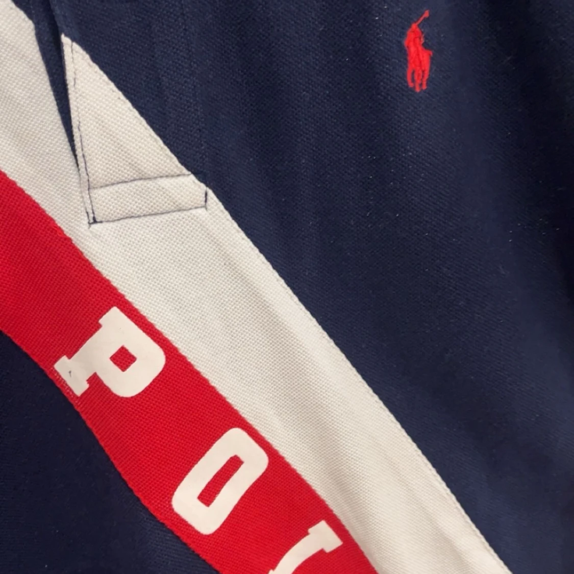 Mörkblå Polo Med Vit O Röd Sträck I Mitten | Ralph Lauren