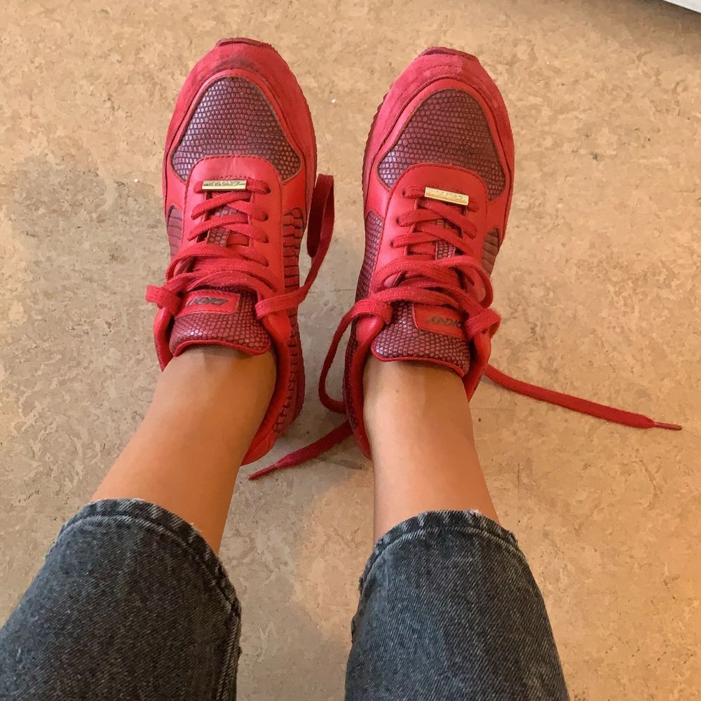 Röda sneakers, DKNY, 36 | Plick Second Hand