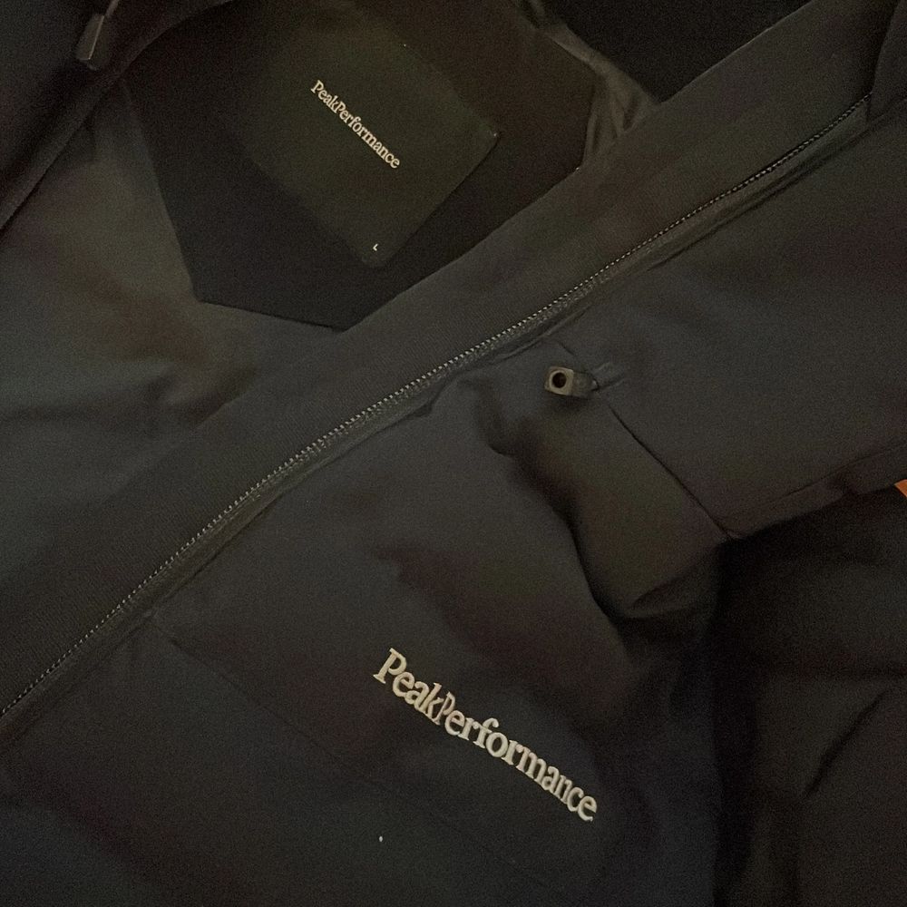 Svart vinter/skidjacka från peak performance | Plick Second Hand