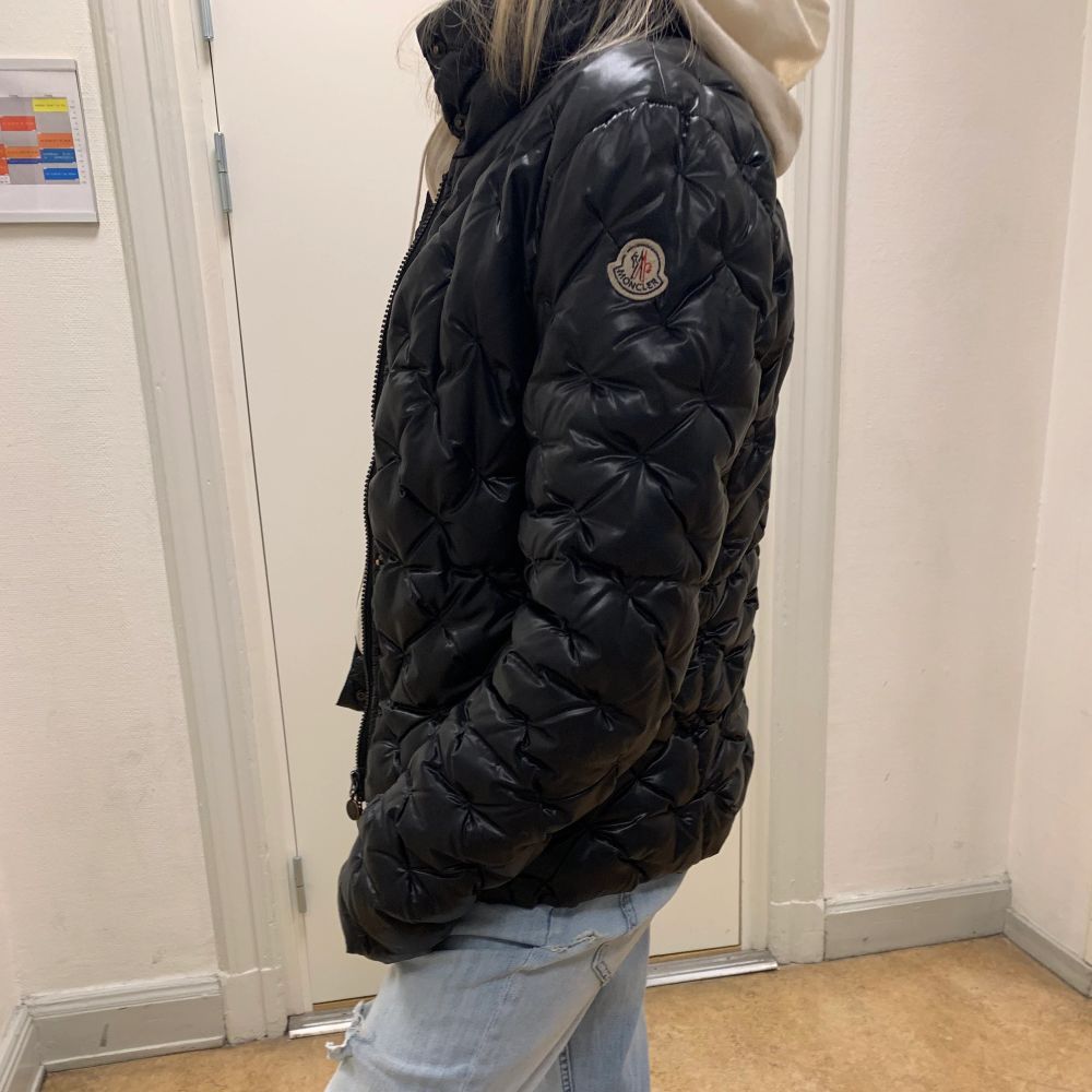 Svart Jätte snygg moncler jacka | Plick Second Hand