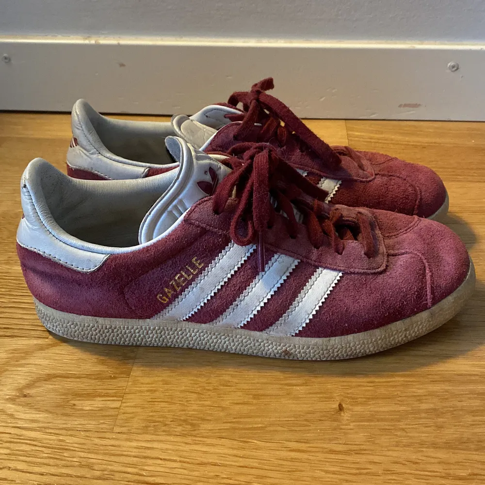 Vinröda Adidas Gazelle | Skor