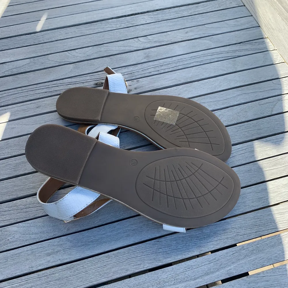 Vita Sandaler | Skor