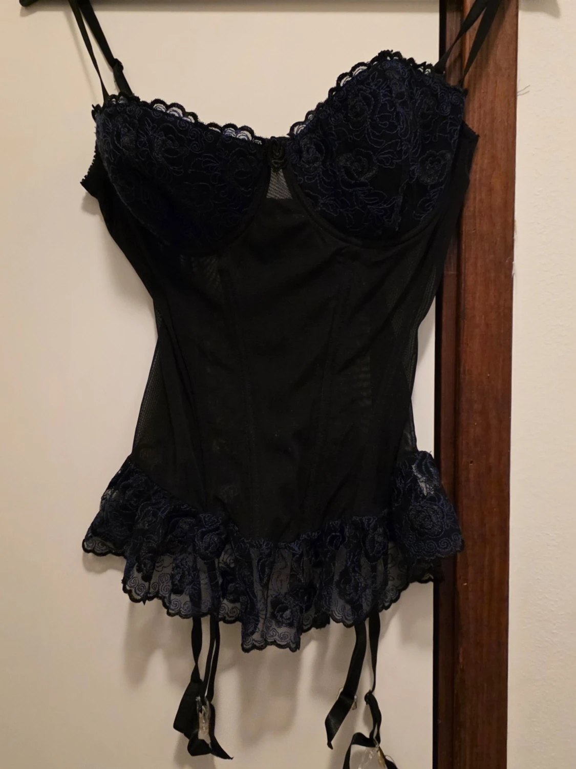 Svart Torsolett Med Blå Broderi