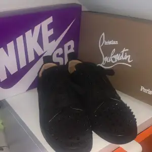 Svart Louboutin skor (Svarta) | Plick Second Hand