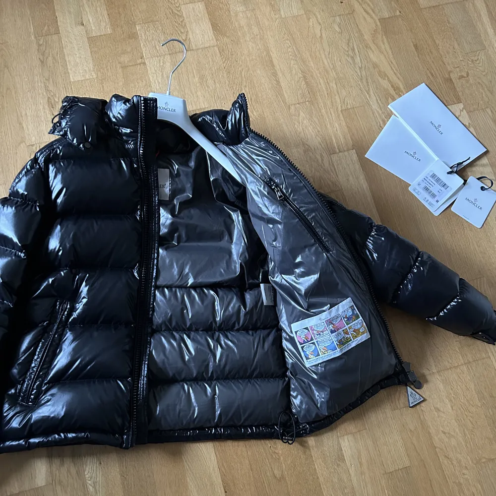 Svart Moncler Maya | Jackor