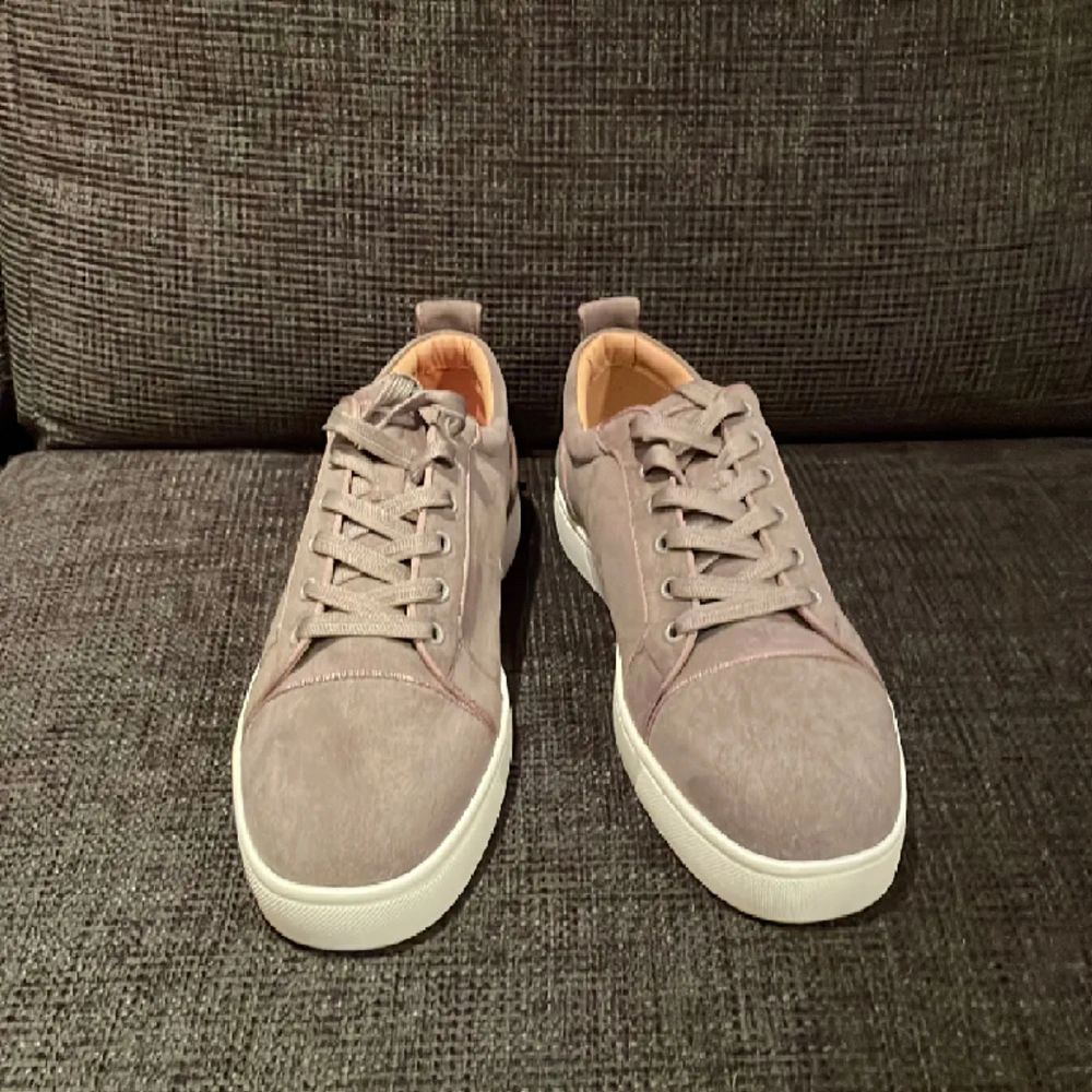 Grå Loubs - Christian Louboutin | Plick Second Hand