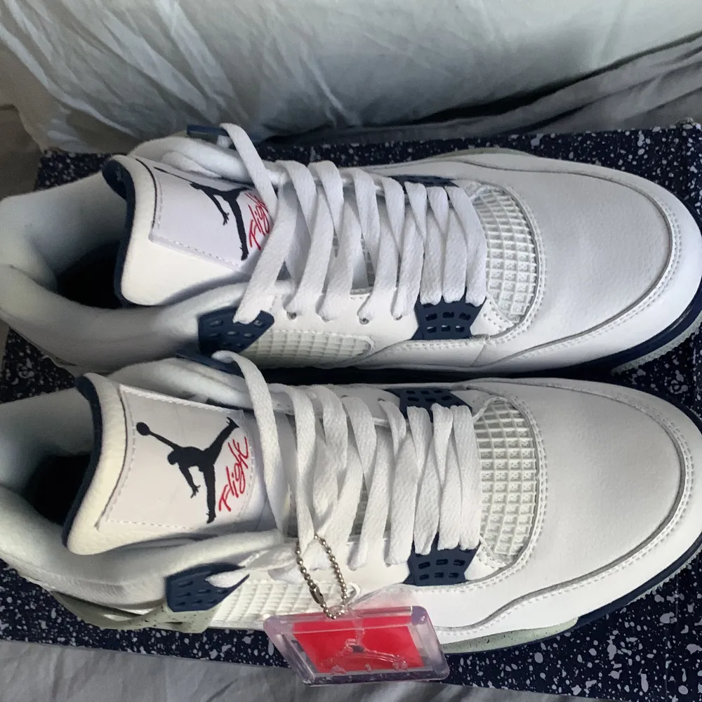 Vita Jordan 4 Midnight Navy | Skor