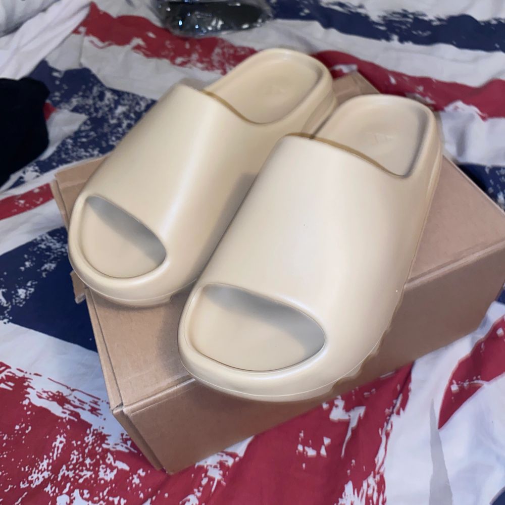 Beige Yeezy Slides - Yeezy | Plick Second Hand