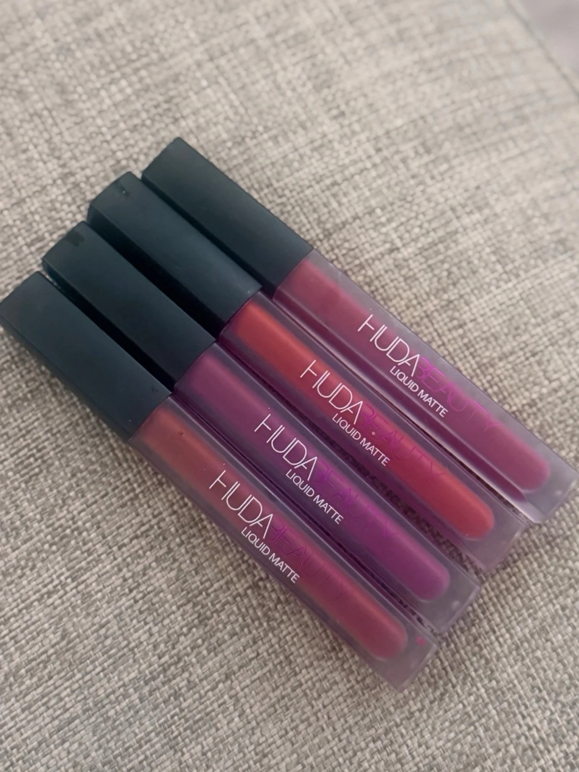 Röd Huda Beauty Liquid Matte Läppstift 4 Pack Använd Bara Två Gångar