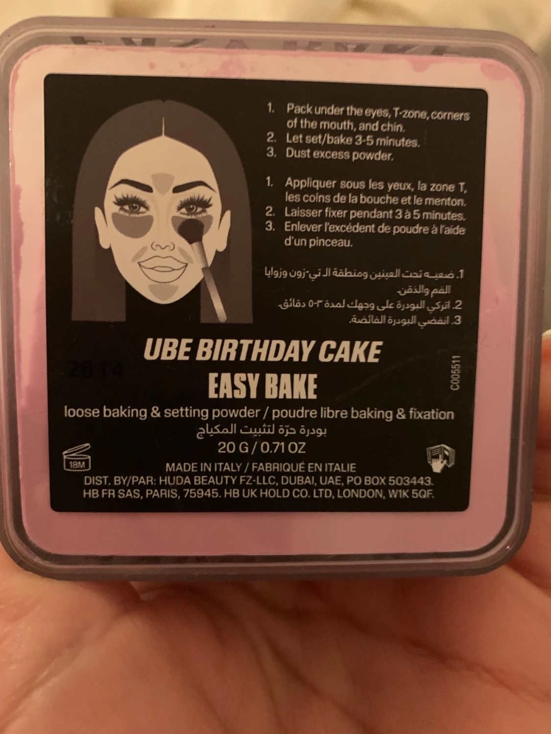 Svart Huda Beauty Easy Bake Ube Birthday Cake
