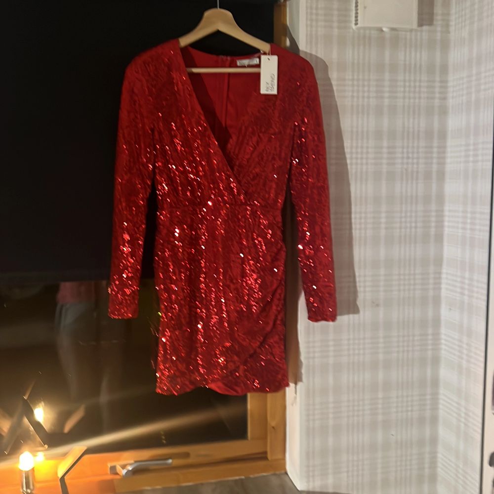 Röd Fin julklännig/paljett klänning | Plick Second Hand