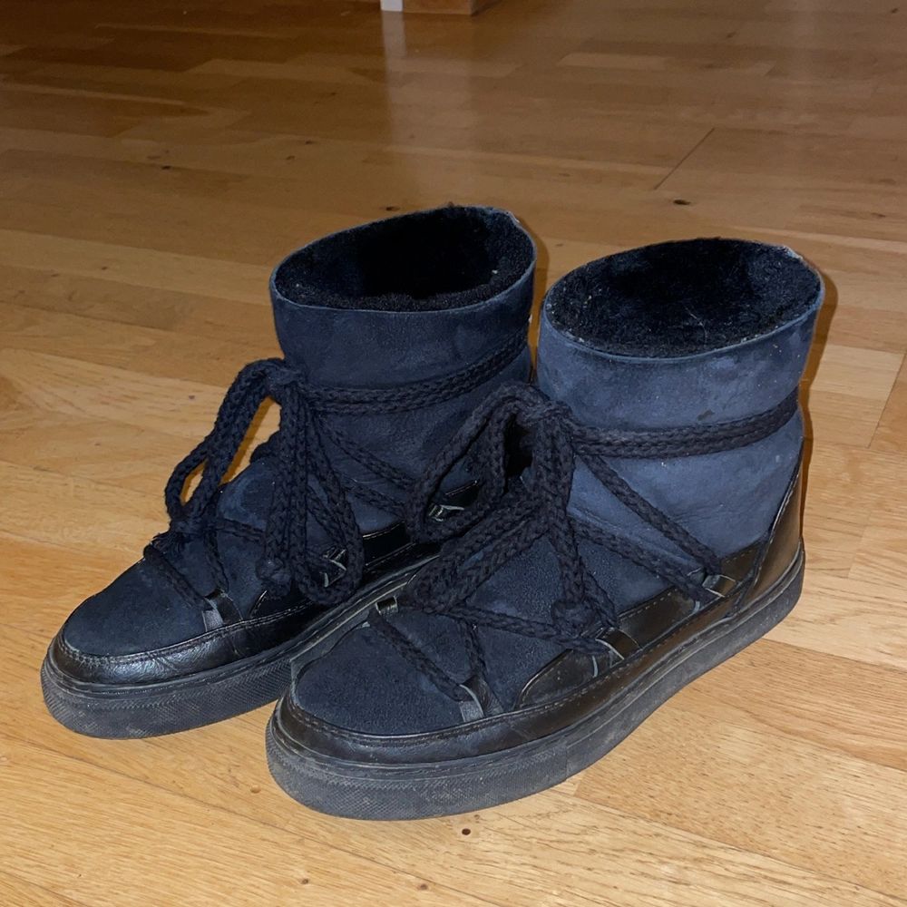 Svarta Inuikii skor 💋 | Plick Second Hand