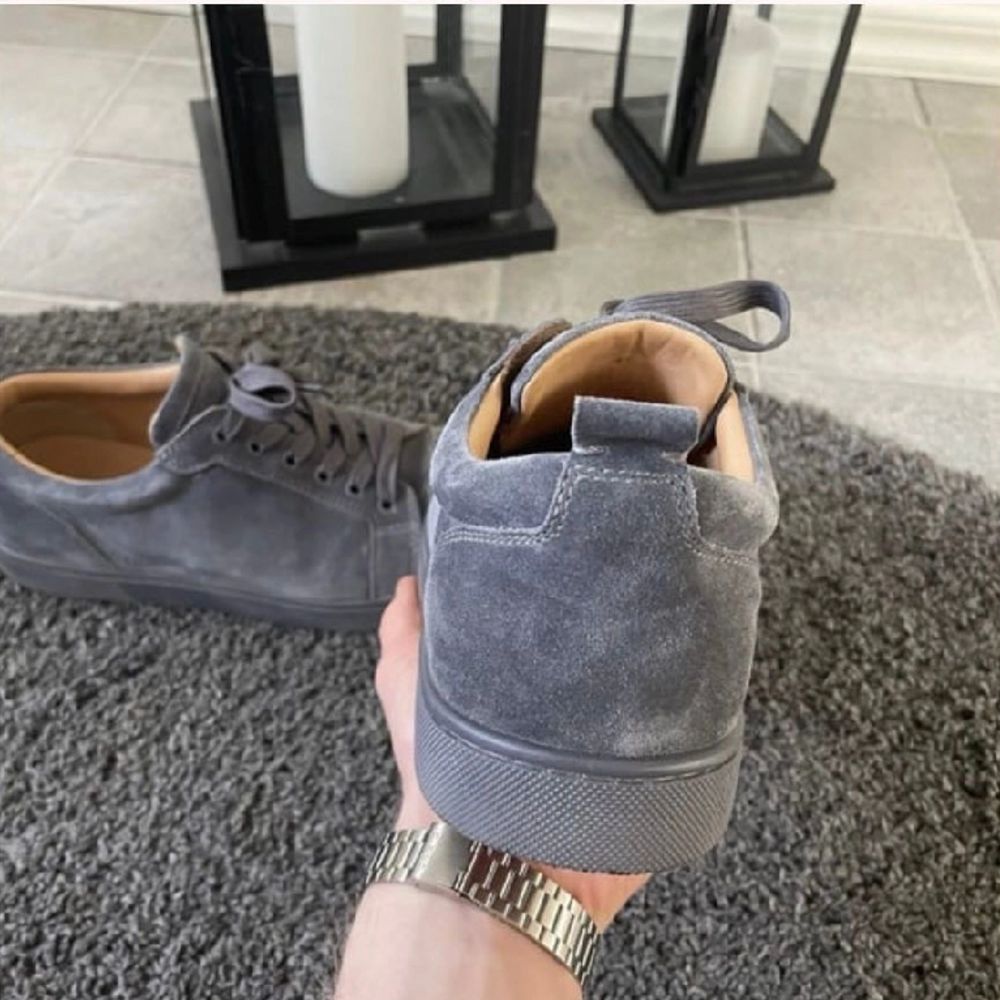 Grå Louboutin skor! - Christian Louboutin | Plick Second Hand