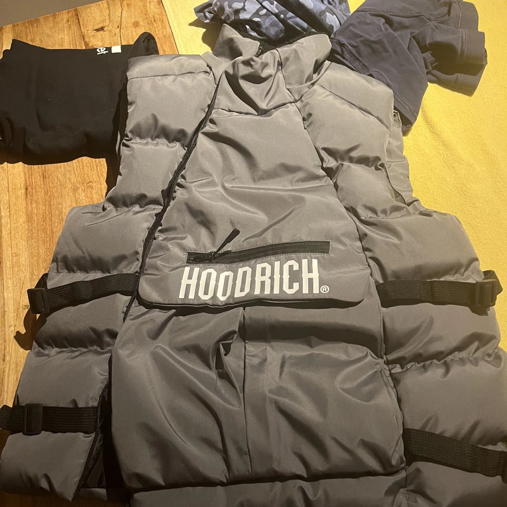 Grå Hoodrich väst - Hoodrich | Plick Second Hand