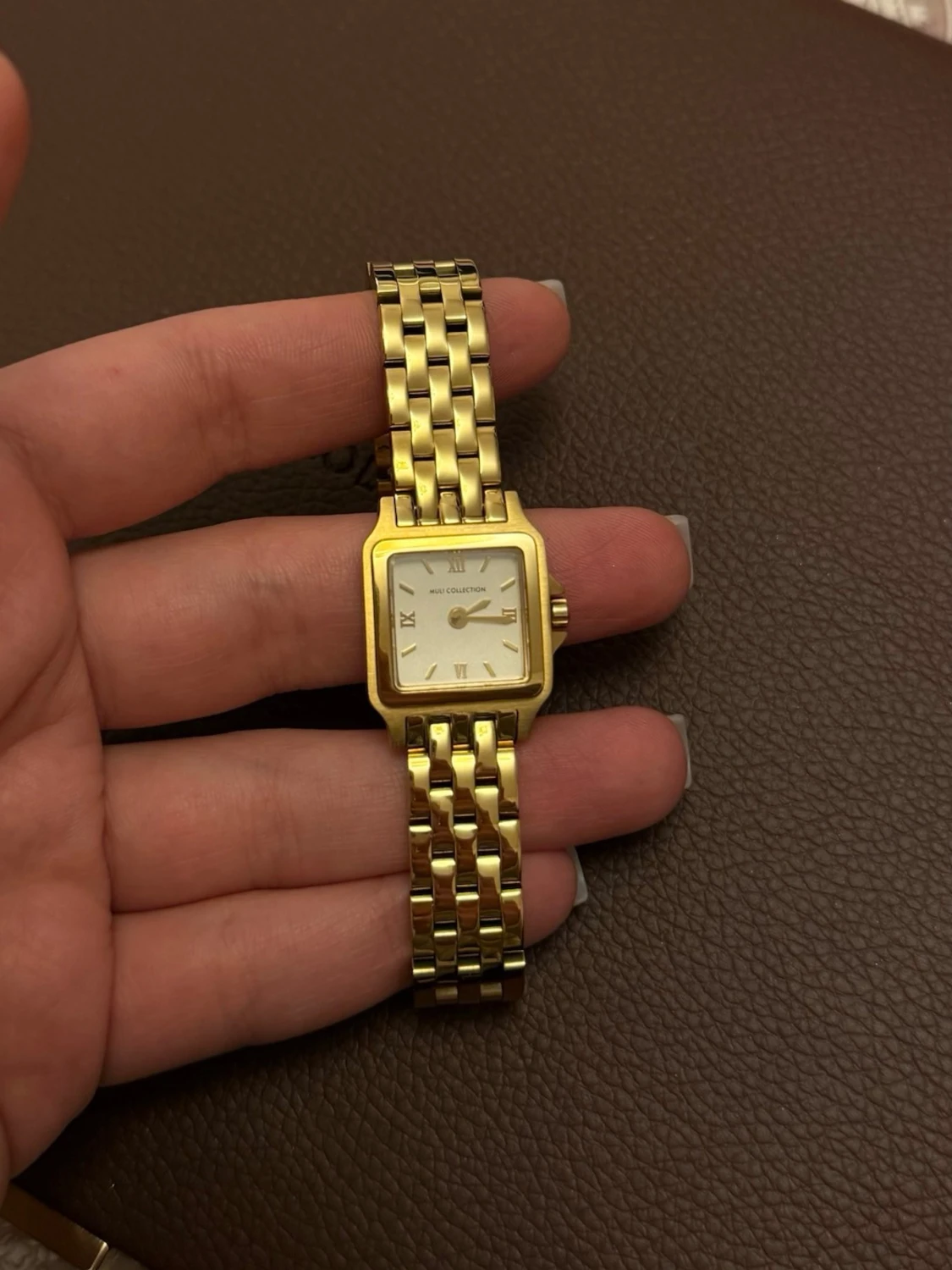 Guldfärgad Fyrkantig Klocka Från Muli Collection