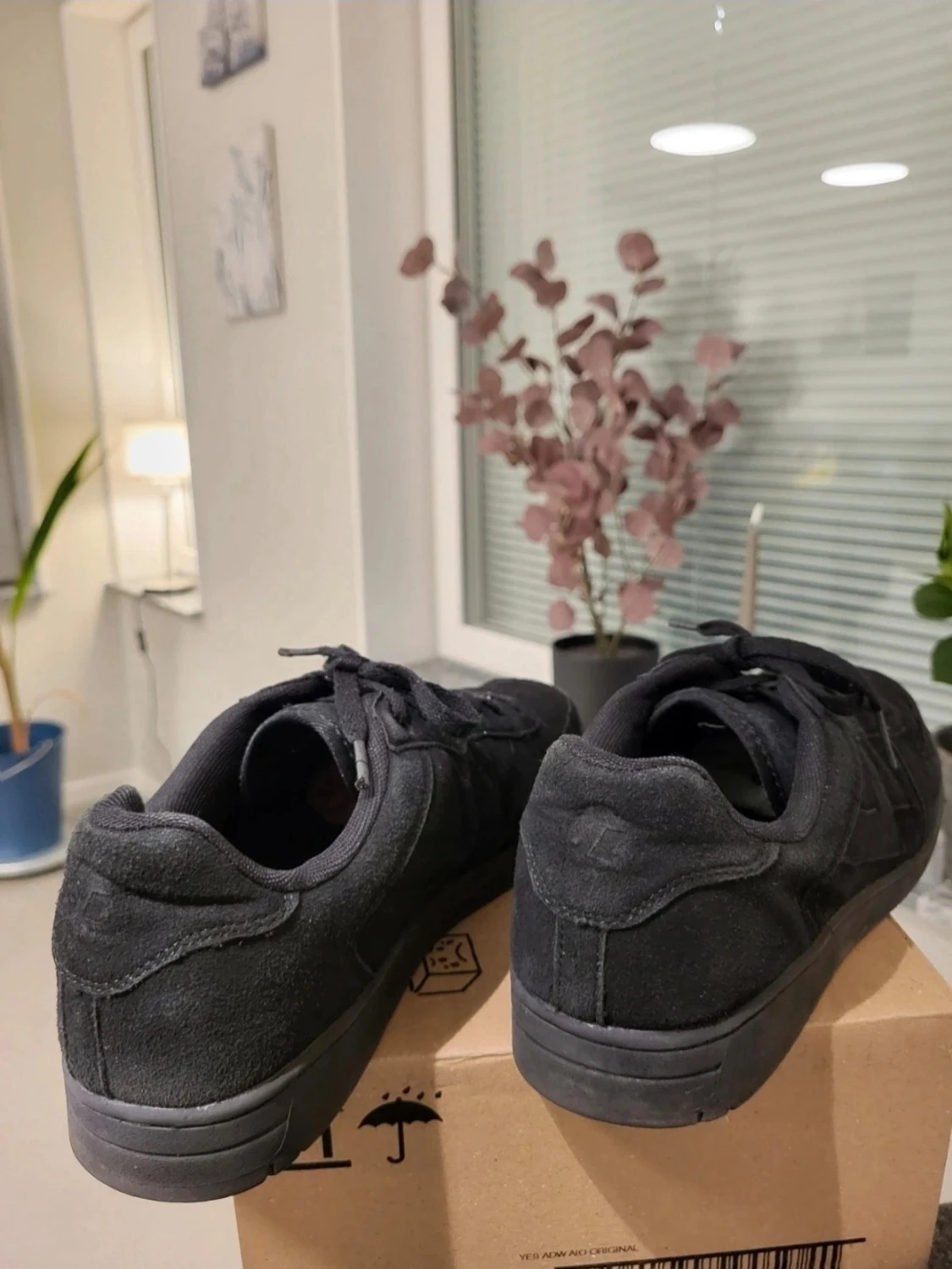 Svarta Sneakers I Mocka Med Snörning 44