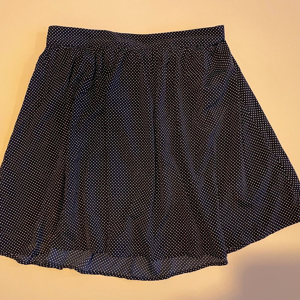 Prickig kjol ifrån Monki | Plick Second Hand