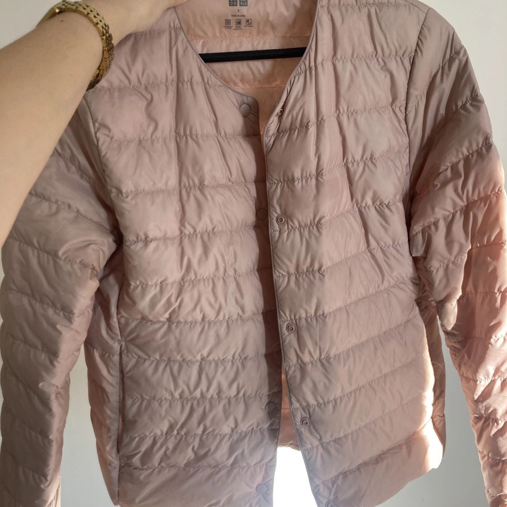 Rosa Rosa uniqlo jacka - Uniqlo | Plick Second Hand