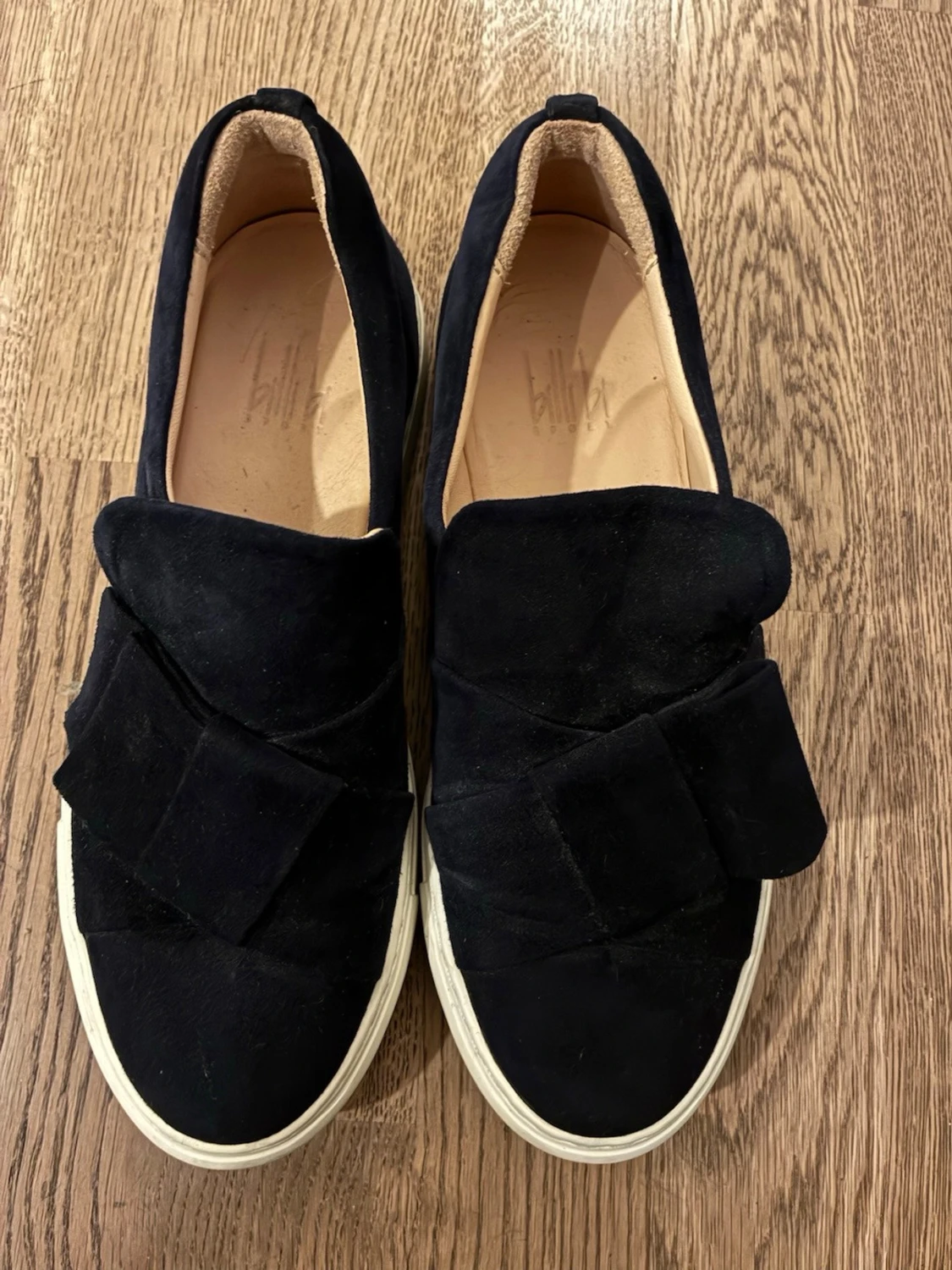 Svarta Mocka Loafers Med Rosett