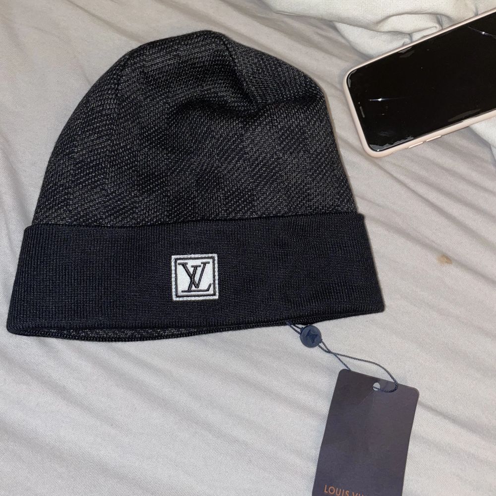 Svart Lv mössa - Louis Vuitton | Plick Second Hand