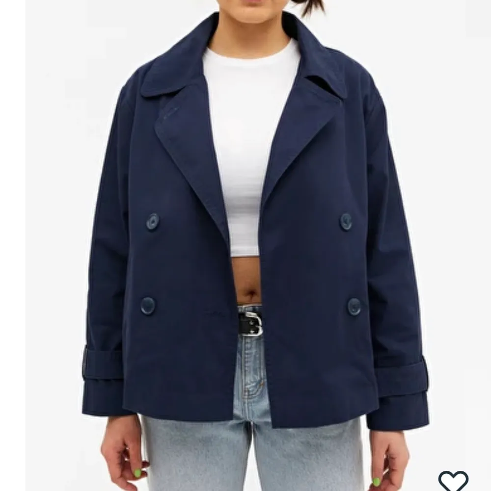 Marinblå Kort Kappa Från Monki