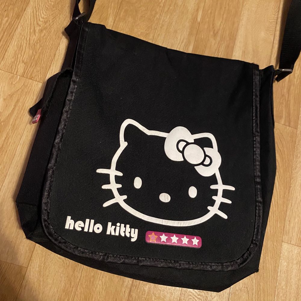 Svart Hello Kitty väska - y2k sanrio japan anime manga kawaii harajuku ...