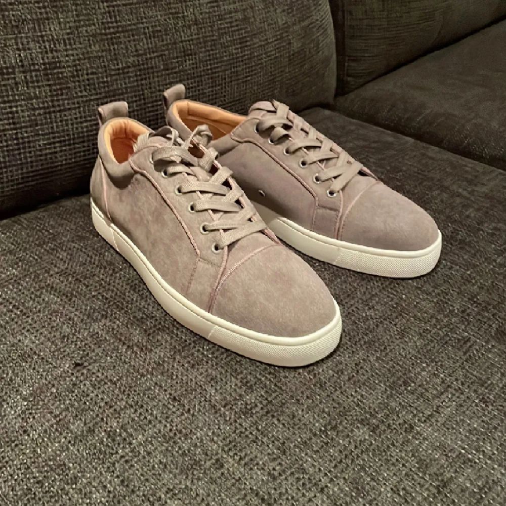 Grå Loubs - Christian Louboutin | Plick Second Hand
