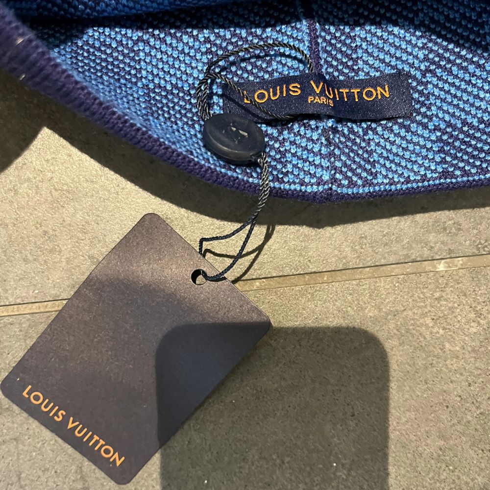 Blå Lv mössa - Louis Vuitton | Plick Second Hand