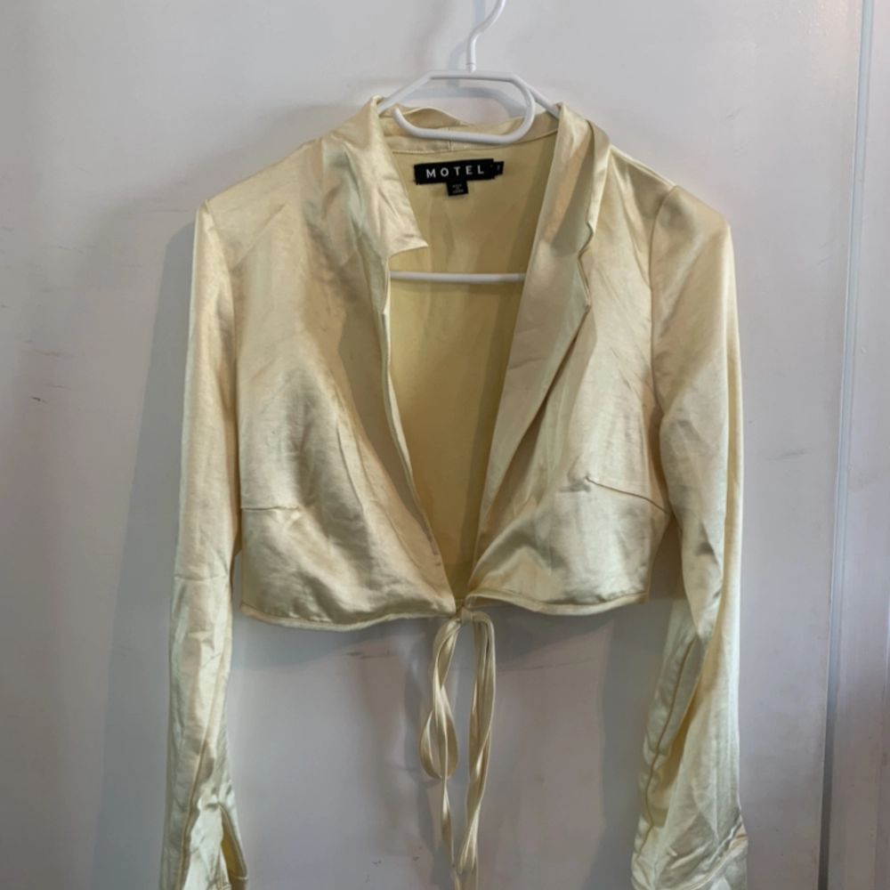 Gul Gul fest topp - Nelly | Plick Second Hand