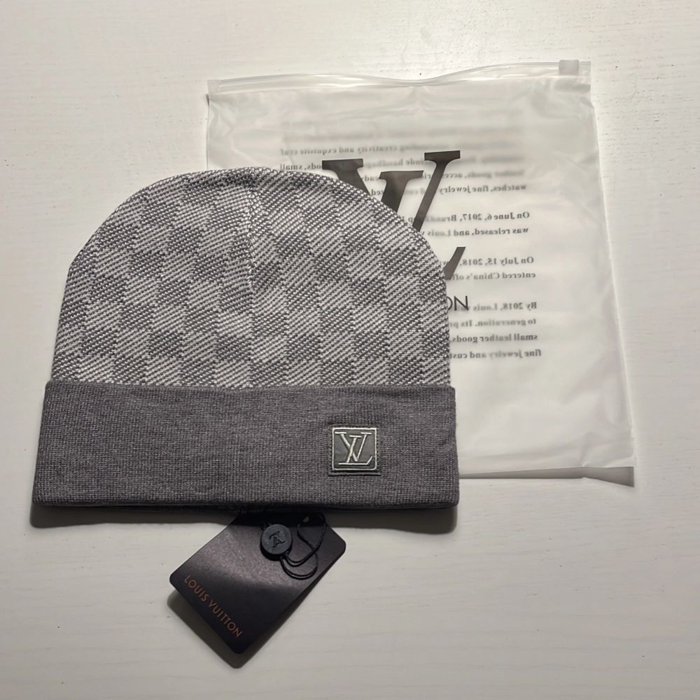 Grå Lv mössa - Louis Vuitton | Plick Second Hand