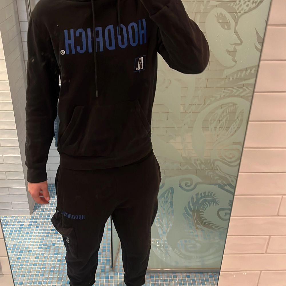 Svart Blåsvart hoodrich tracksuit till bra pris!😁 | Plick