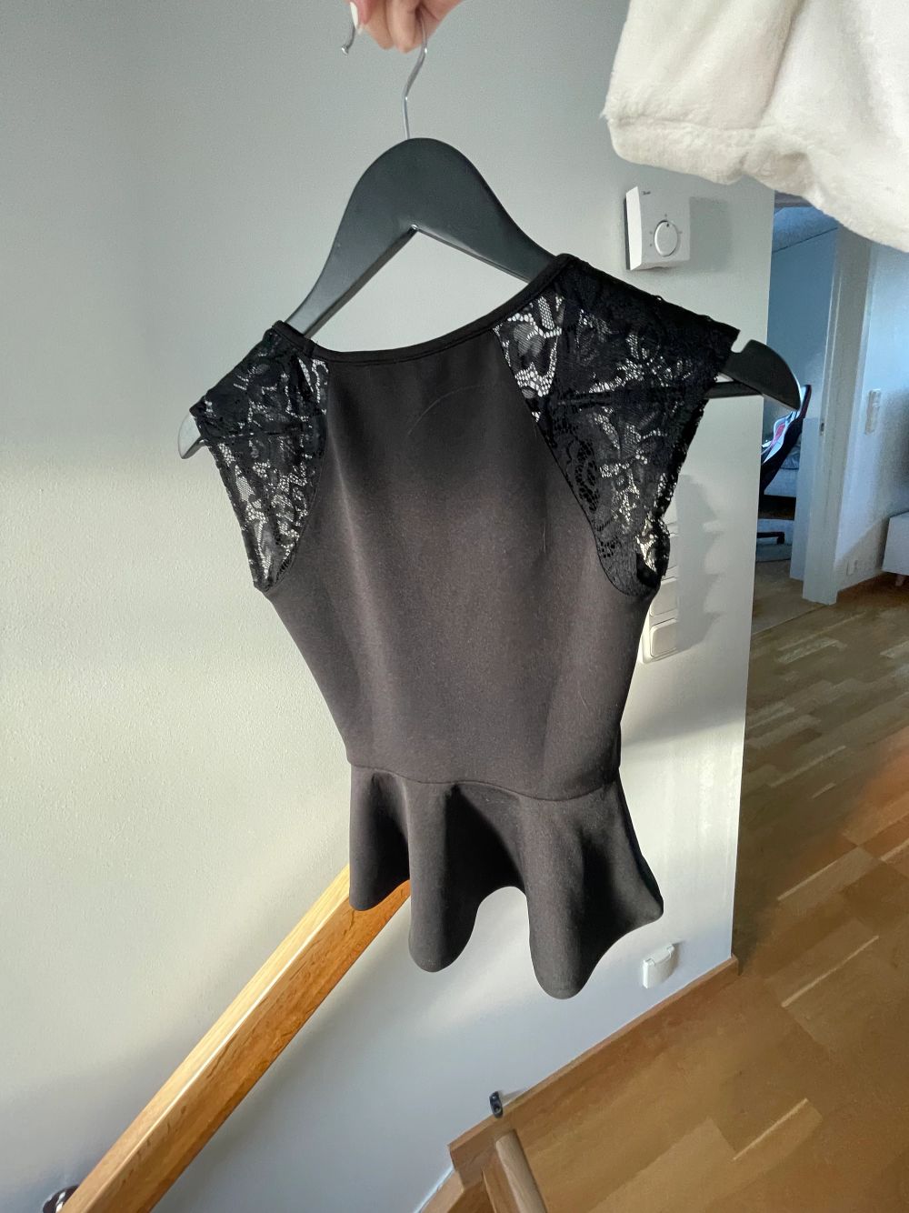 Svart Svart fest topp - Guess | Plick Second Hand