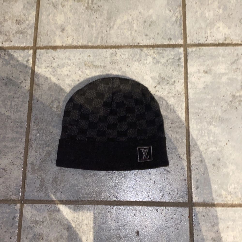 Svart Lv mössa - Louis Vuitton | Plick Second Hand