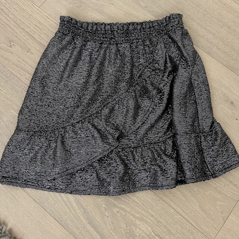 Svart Volang kjol! - Monki | Plick Second Hand