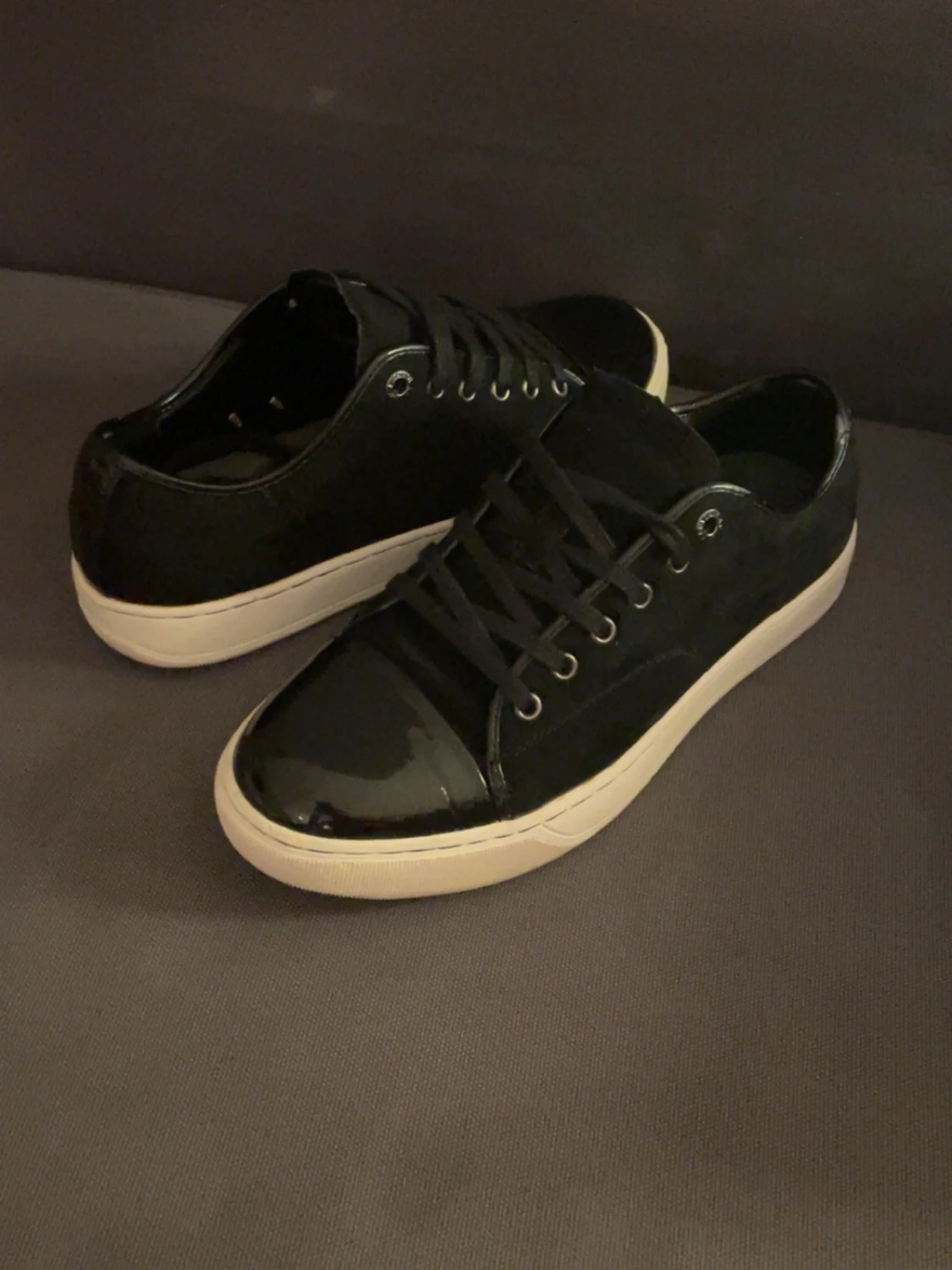 Svarta Sneakers Från Lanvin I Mocka Och Lack