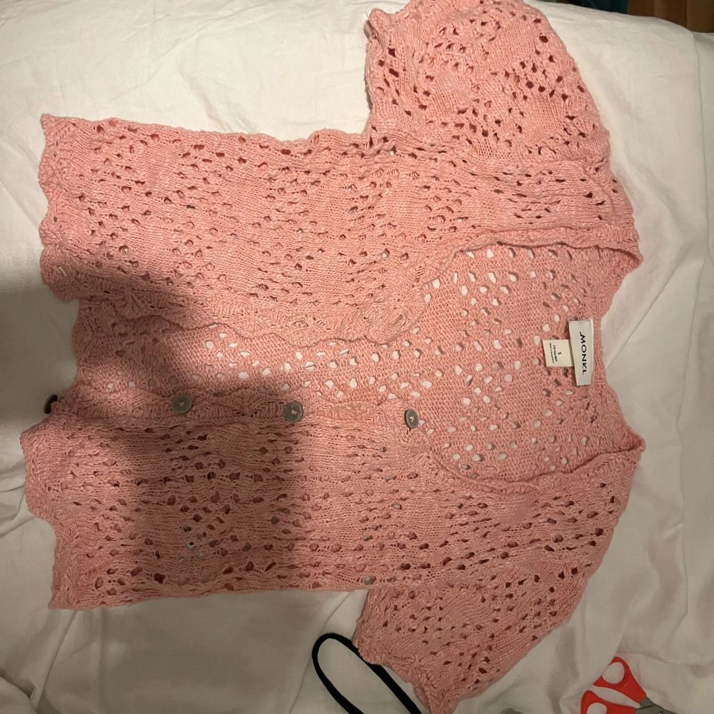 Rosa Virkad kofta - Monki | Plick Second Hand