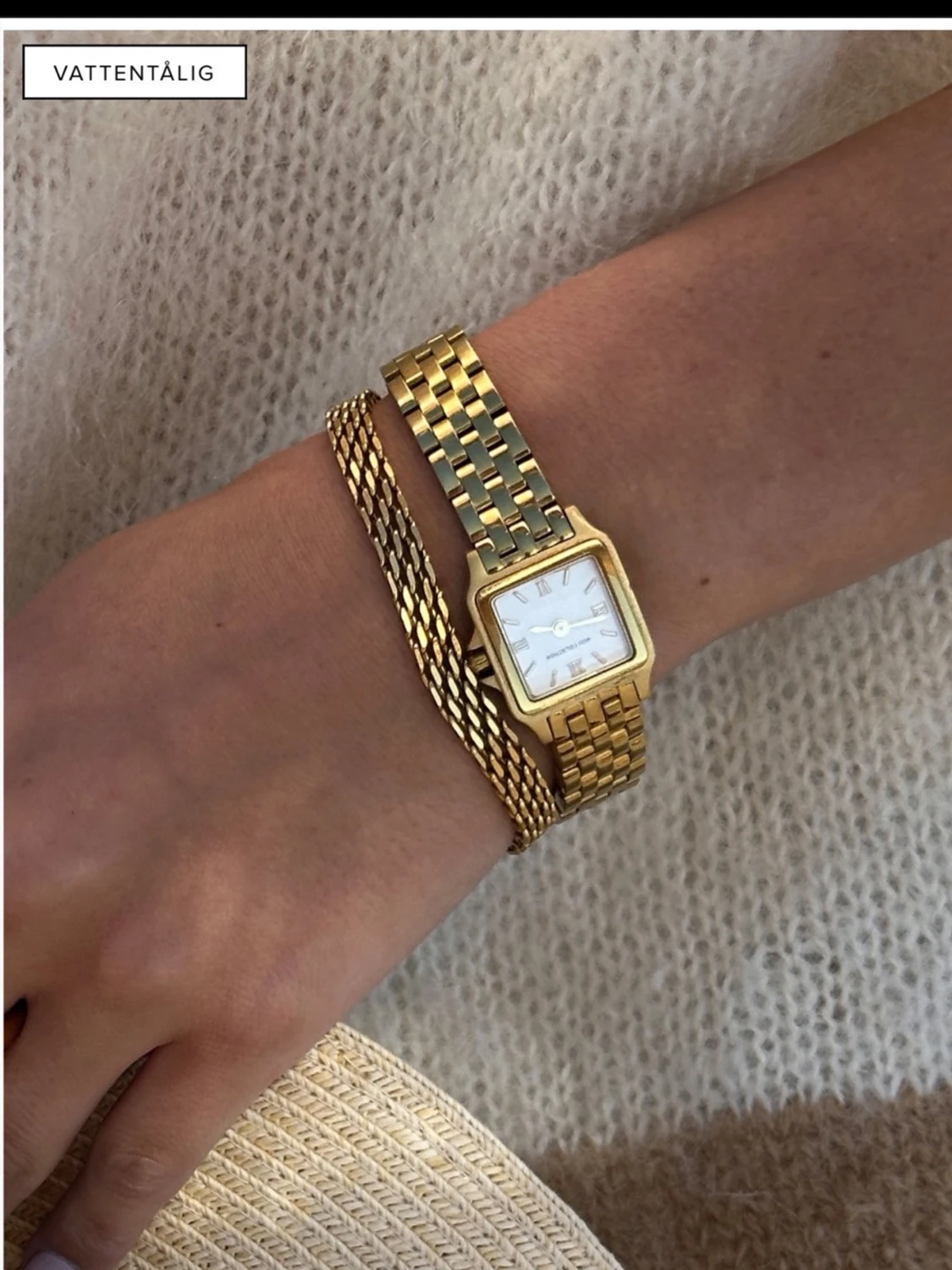 Guldfärgad Fyrkantig Klocka Från Muli Collection