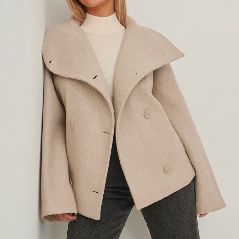 Beige Kort Dubbelbröstad Kappa | Na Kd