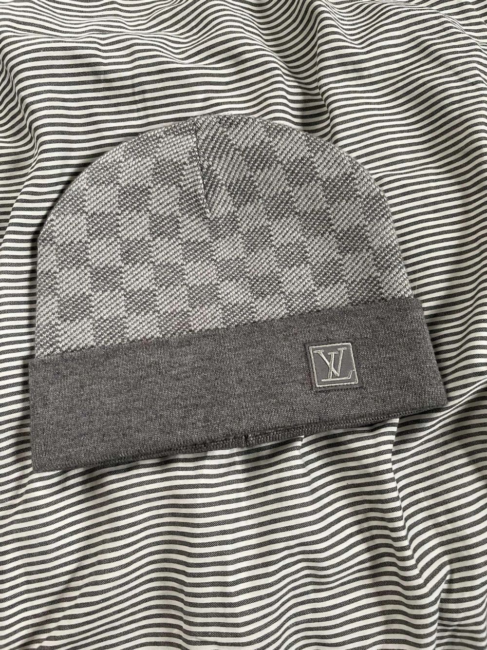 Grå Lv mössa (ljus grå) - Louis Vuitton | Plick Second Hand