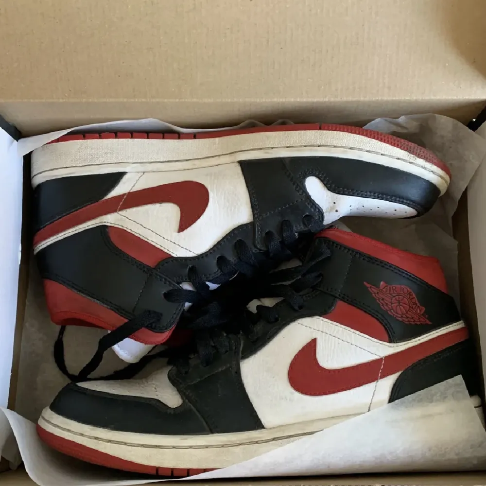 Röda Jordan 1 | Skor