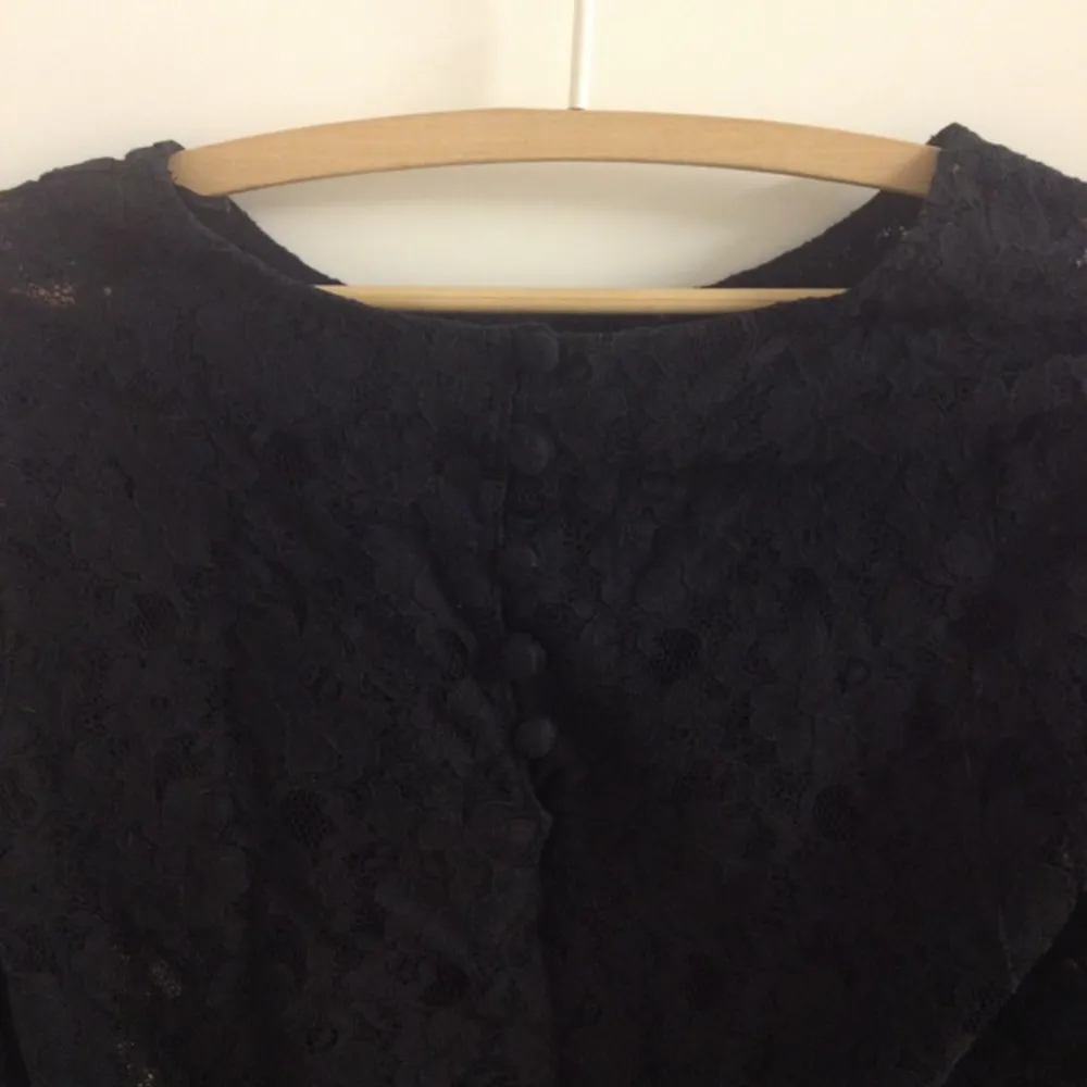 Svart Spetströja Med Fina Knappar I Ryggen. Passar En Str 34/36