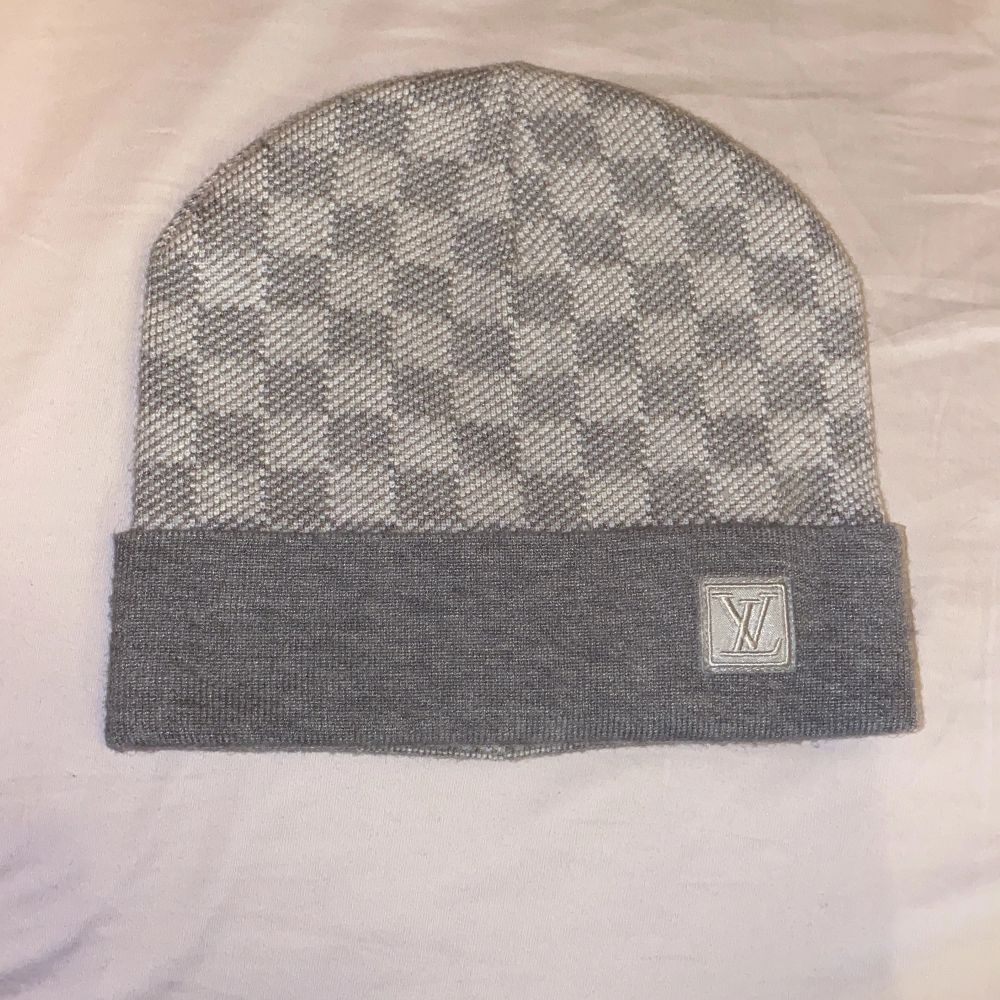 Vit Louis Vuitton Mössa - Louis Vuitton | Plick Second Hand