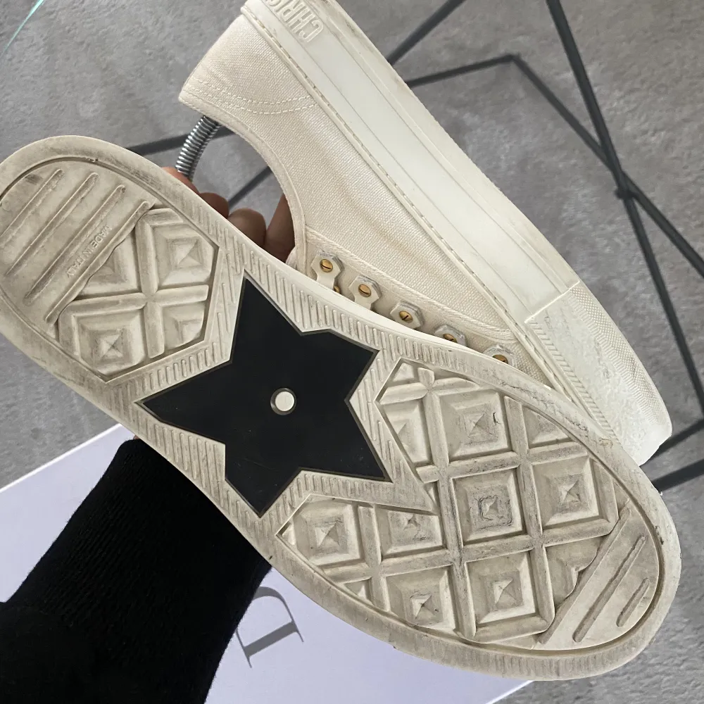 Vita Inteessekolll På Mina Dior Skor