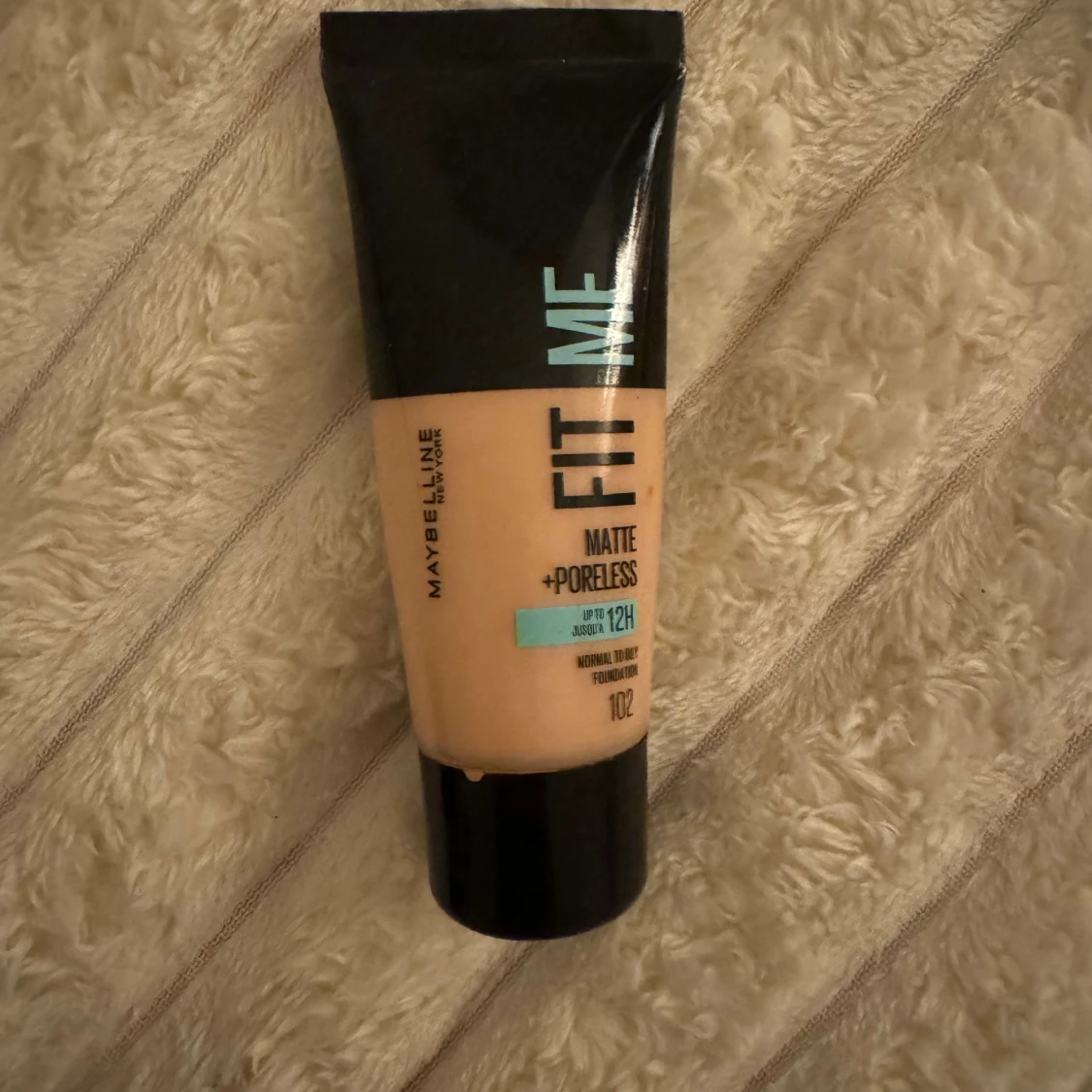 Beige Maybelline Fit Me Matte Foundation 102