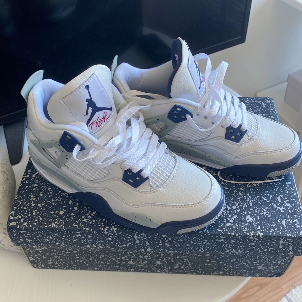 Vit Jordan 4s midnight navy | Plick Second Hand