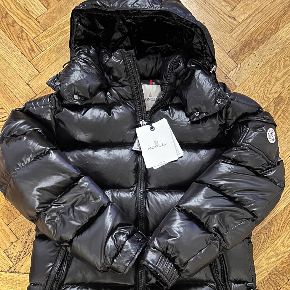 Svart Moncler Maya Jacka - Moncler | Plick Second Hand