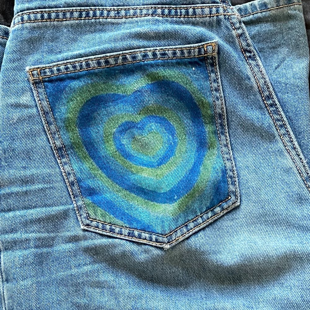 Blåa jeans med målade fickor | Plick Second Hand
