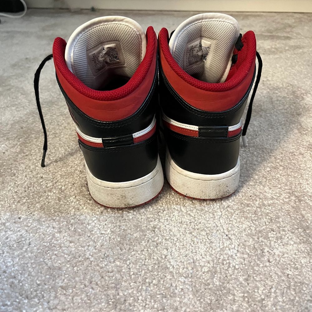 Röd Jordan 1 mid red - Jordans | Plick Second Hand