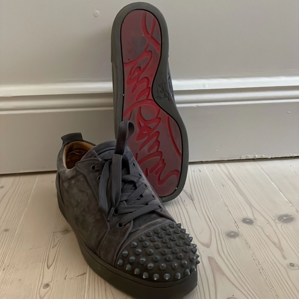 Grå Christian Louboutin skor | Plick Second Hand