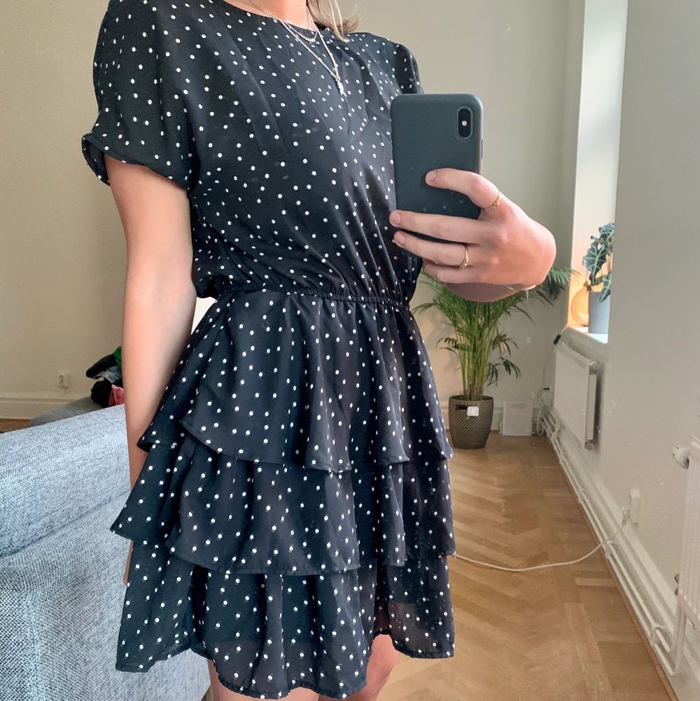 Prickig klänning - Gina Tricot | Plick Second Hand